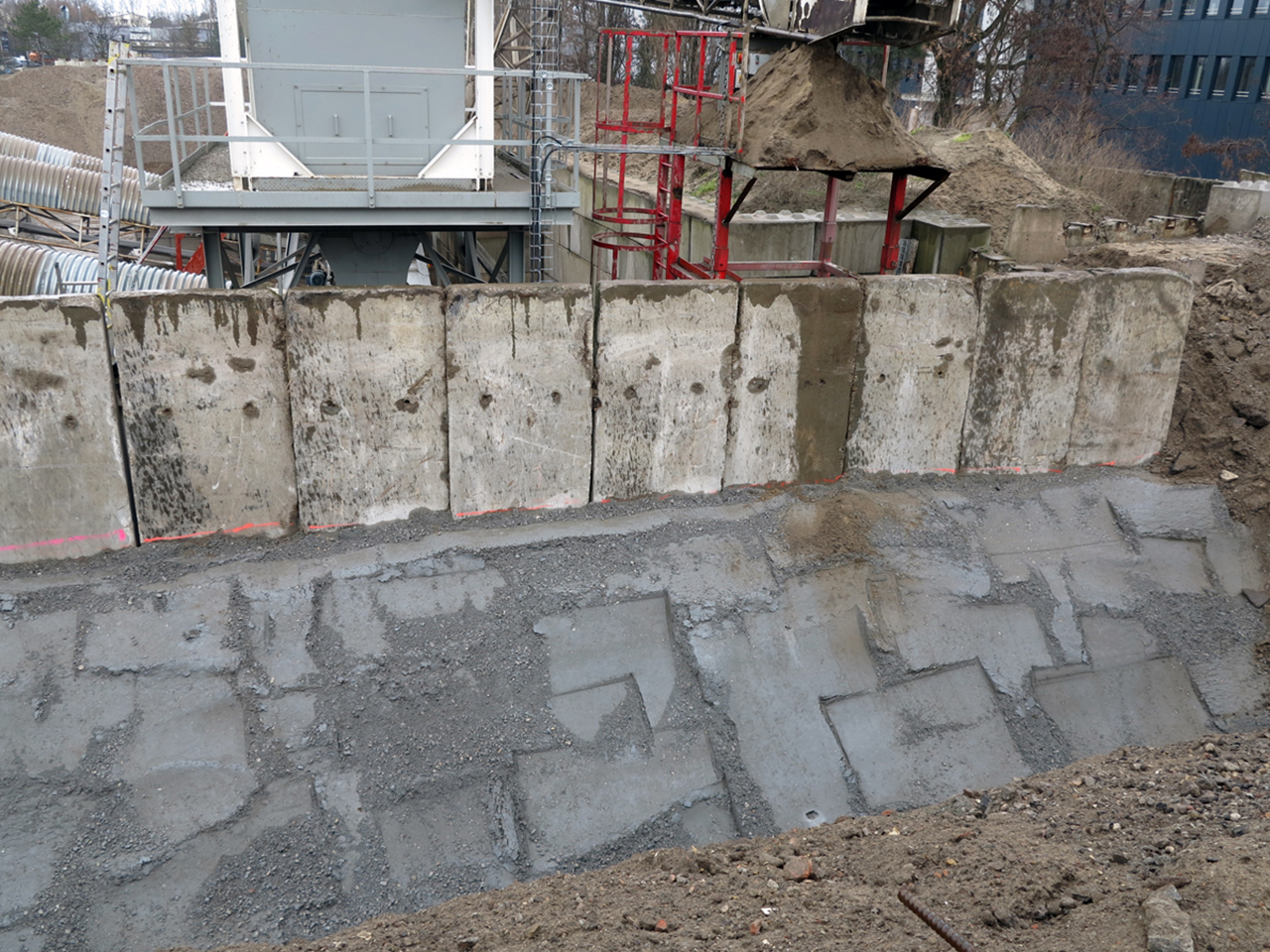 Betonabplatzungen, Risse und Korrosion an Winkelstützwänden sowie ...